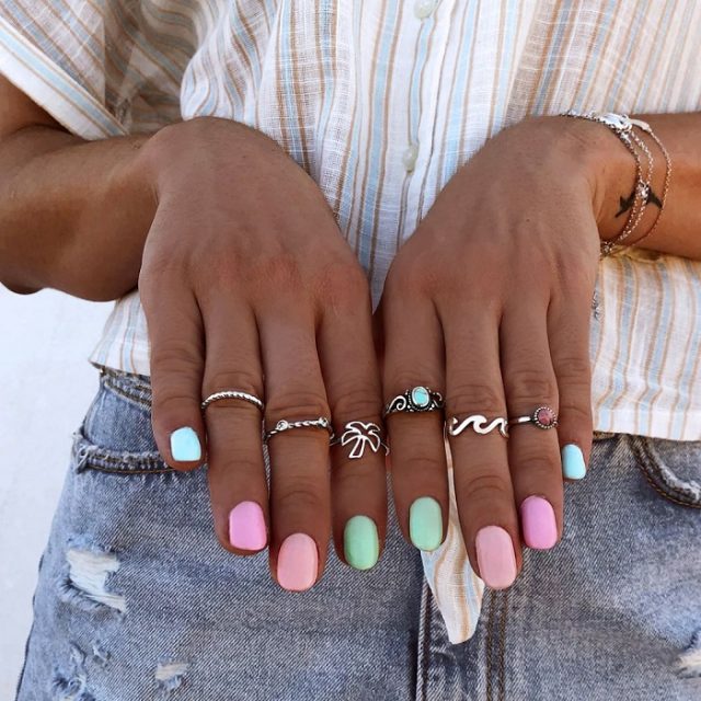 Los anillos toman el protagonismo en los looks femeninos - Uñas pintadas